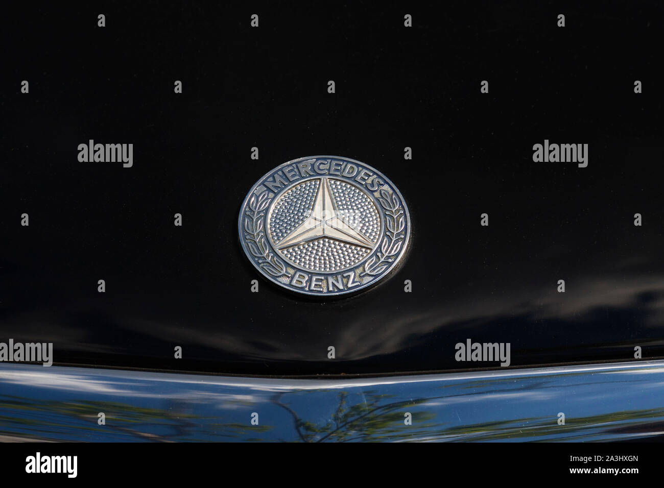 Altes Logo Mercedes Benz Classic Days 2019 in Berlin Stockfotografie ...