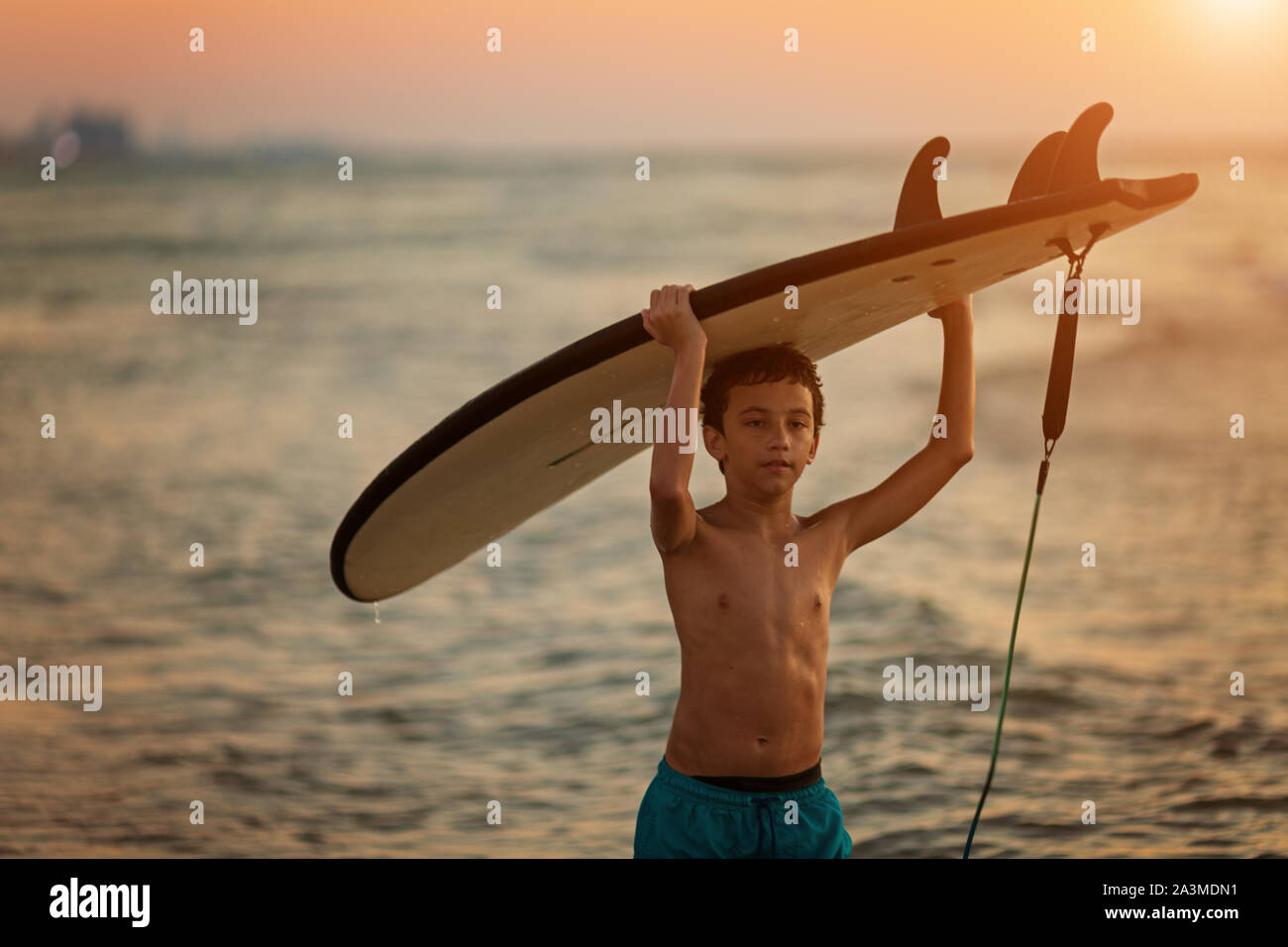 Junge surfer Mann Surfen am Strand banner Panorama. Wasser Sport ...