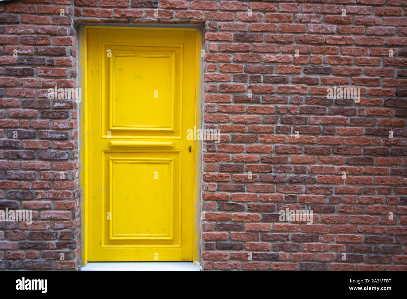 Gelbes backsteinhaus nach hause -Fotos und -Bildmaterial in hoher ...