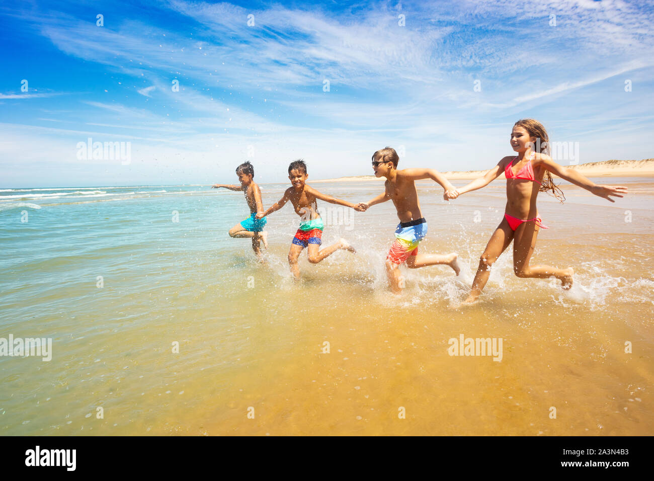 Preteen girls bikini -Fotos und -Bildmaterial in hoher Auflösung - Seite 2 - Alamy