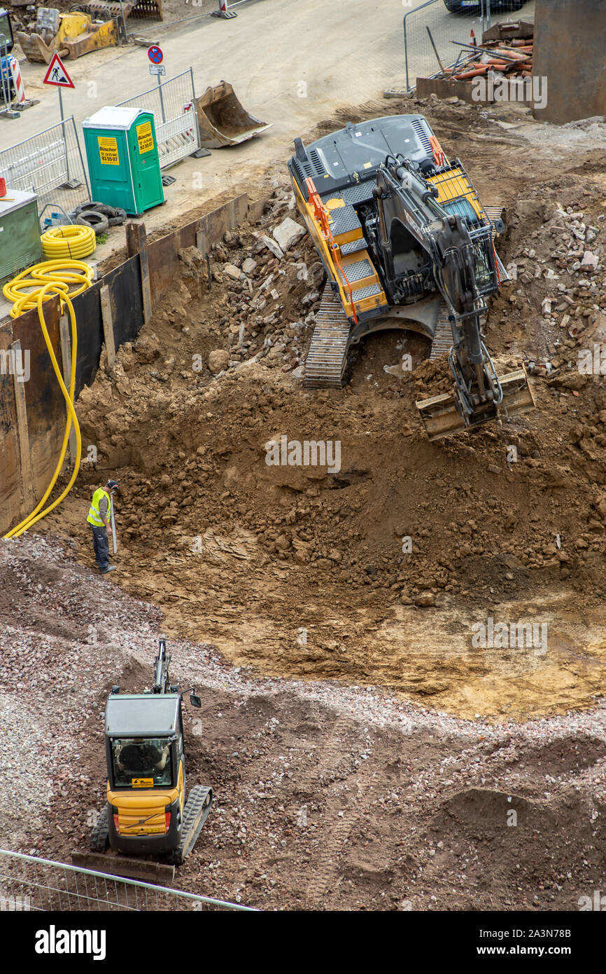 Bauarbeiten, beim Ausbaggern der Baugrube für ein Wohnhaus ...