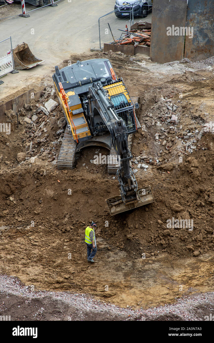 Bauarbeiten, beim Ausbaggern der Baugrube für ein Wohnhaus ...