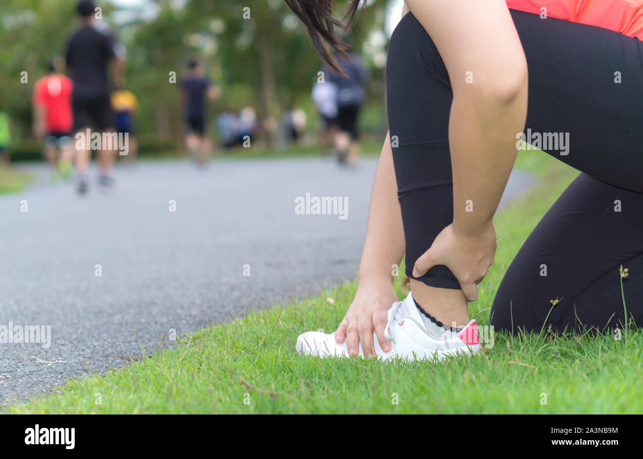 Fuss verstaucht frau umgeknickt -Fotos und -Bildmaterial in hoher ...