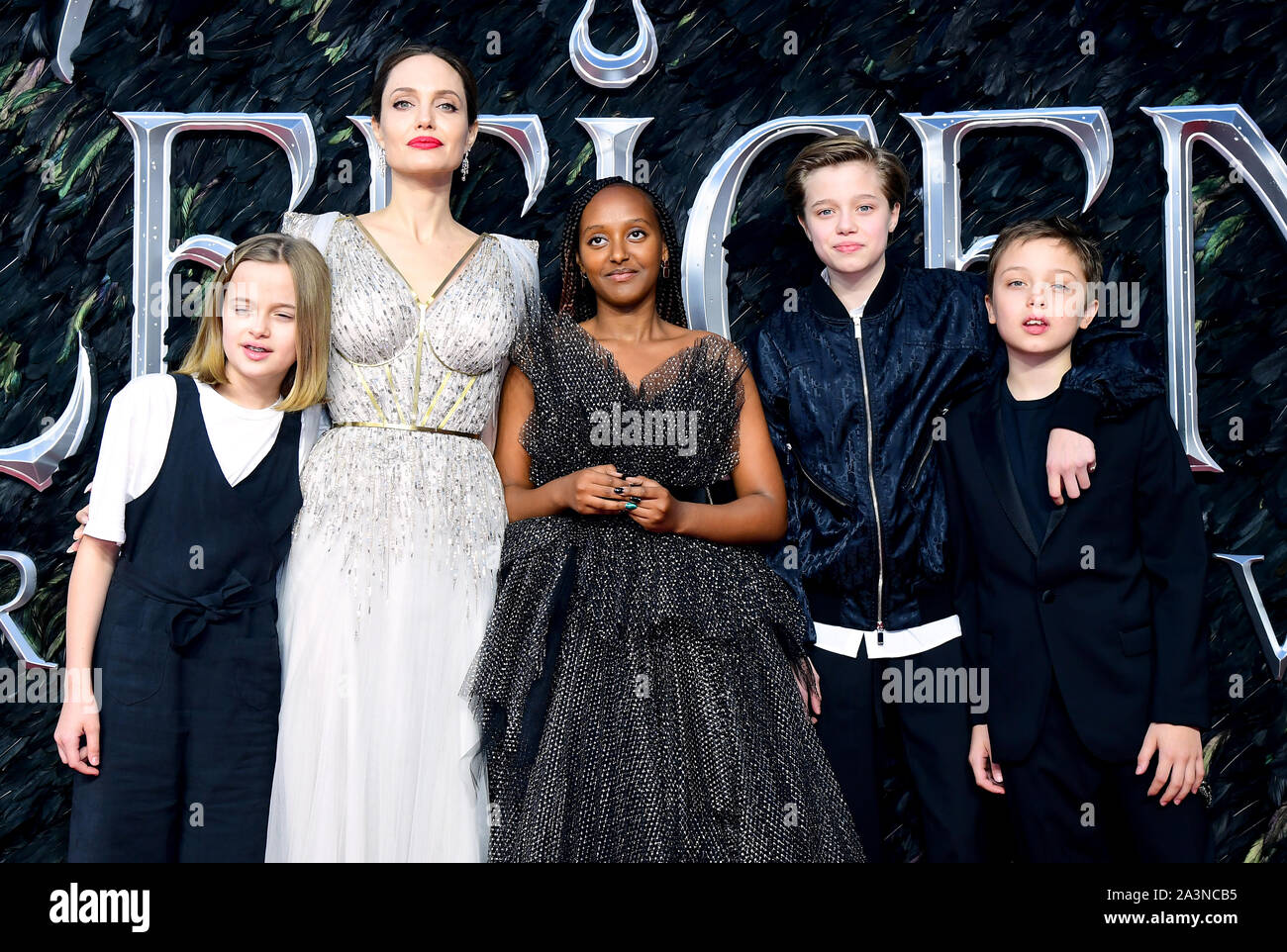 Vivienne Jolie Pitt And Knox Jolie Pitt Fotos Und Bildmaterial In