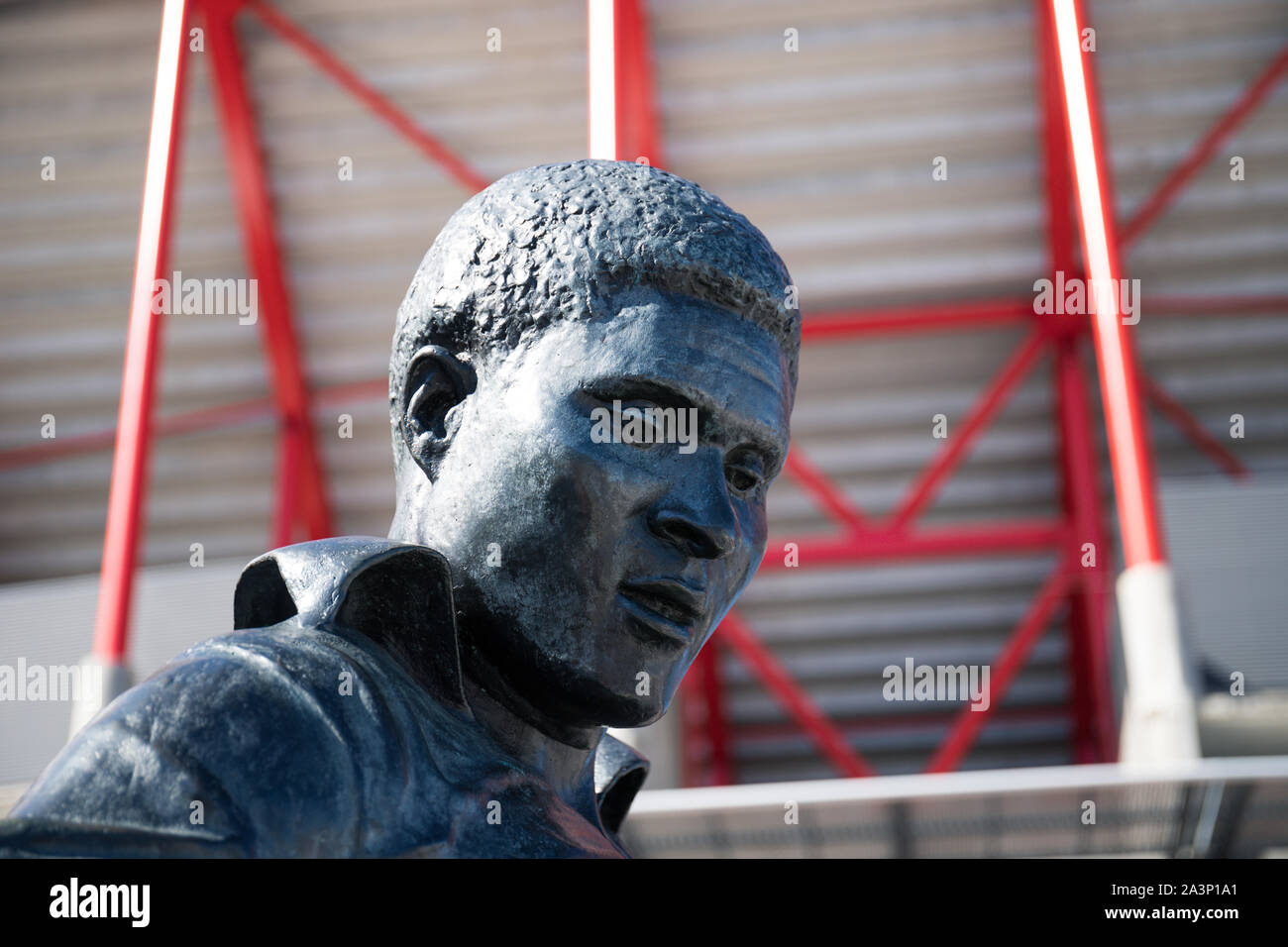 Eusebio da silva ferreira statue -Fotos und -Bildmaterial in hoher ...