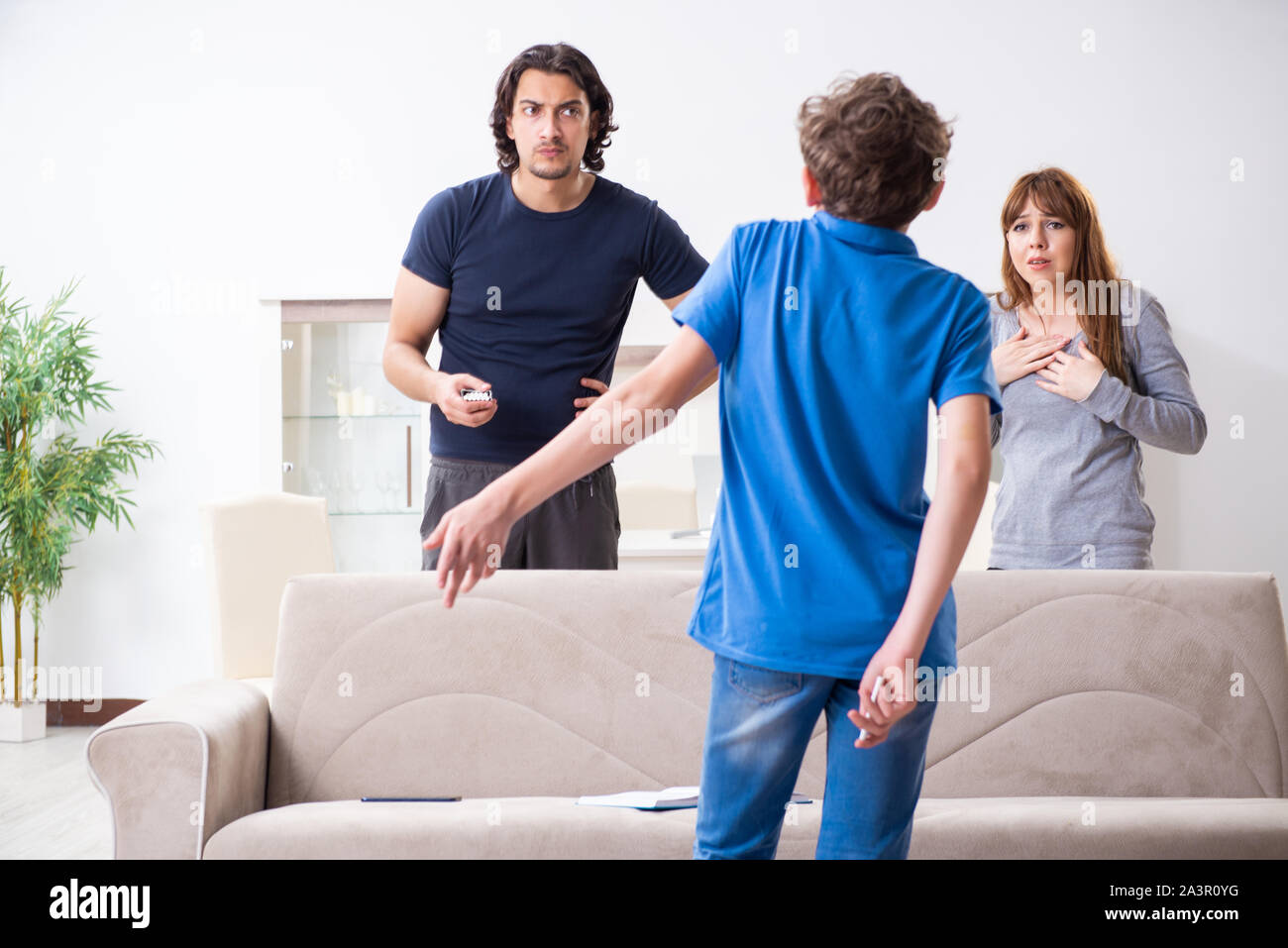 Kinder rauchen zigaretten -Fotos und -Bildmaterial in hoher Auflösung ...