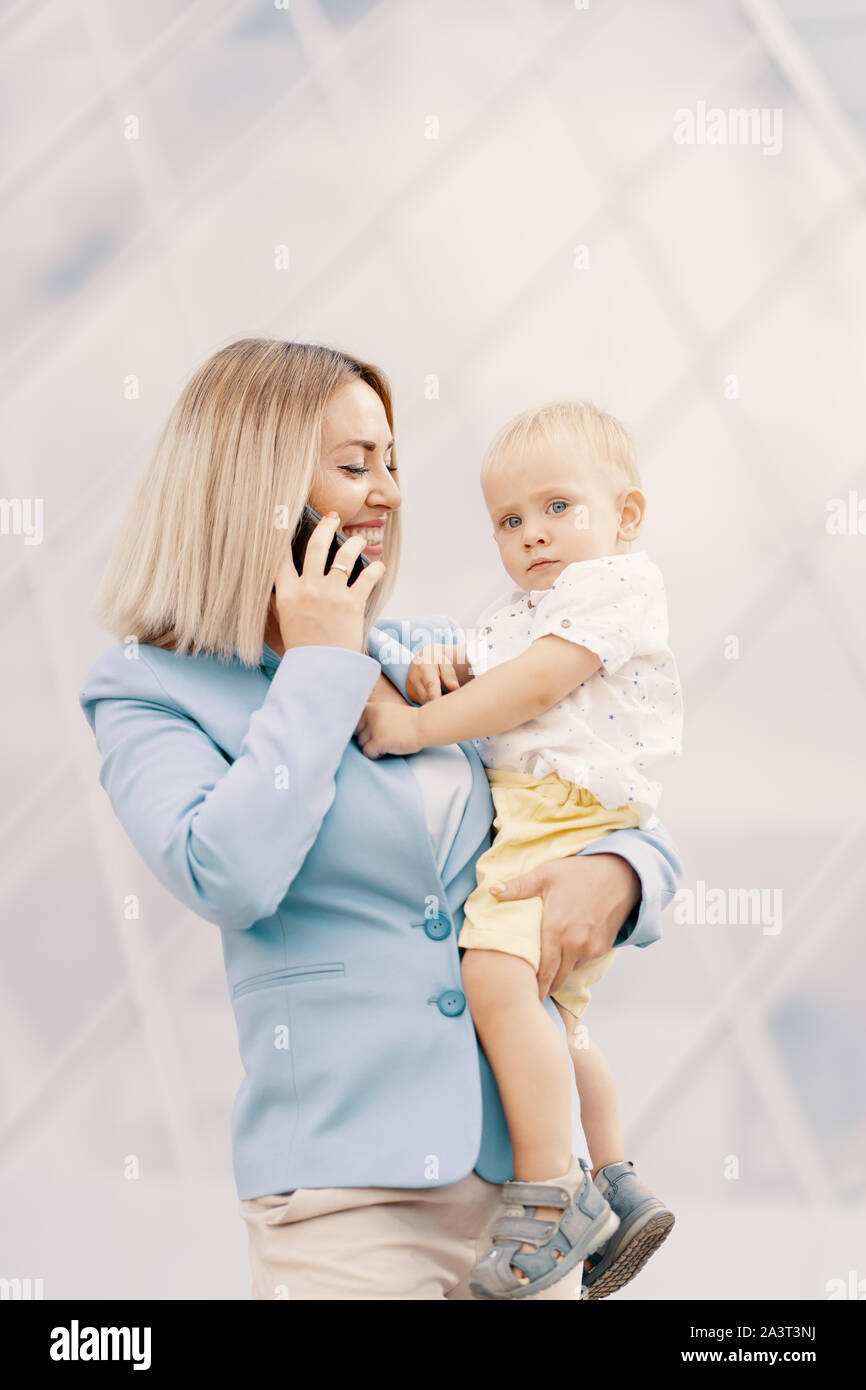 Mutter Sprechendes Kind Stockfotos und -bilder Kaufen - Alamy