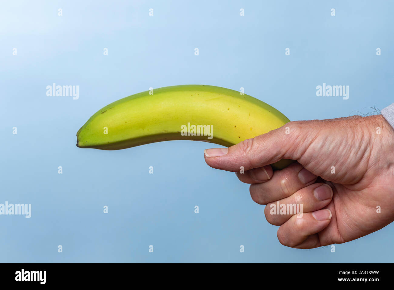 Essen und eine banane halten -Fotos und -Bildmaterial in hoher ...