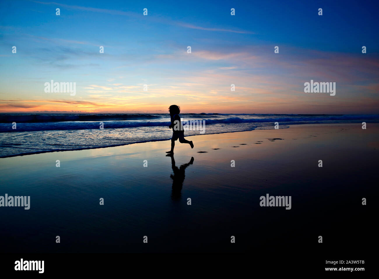 Kinder spielen auf sand strand im somme -Fotos und -Bildmaterial in ...