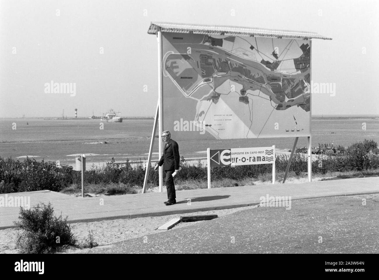 Schild mit dem geplanten Ausbau des Hafens von Rotterdam mit Werbung ...