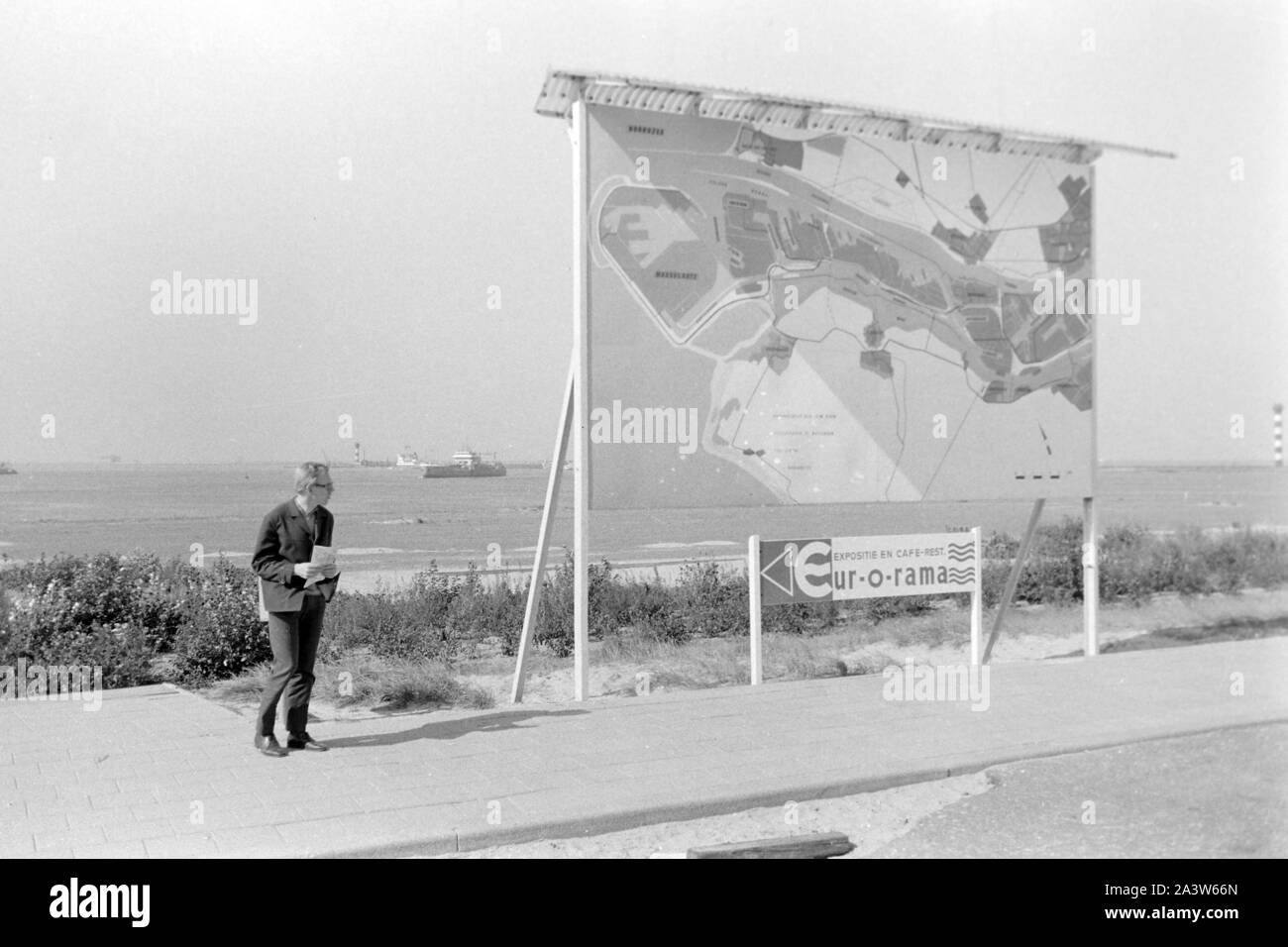 Schild mit dem geplanten Ausbau des Hafens von Rotterdam mit Werbung ...
