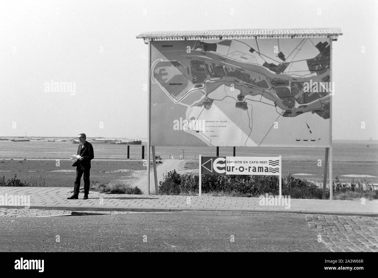 Schild mit dem geplanten Ausbau des Hafens von Rotterdam mit Werbung ...