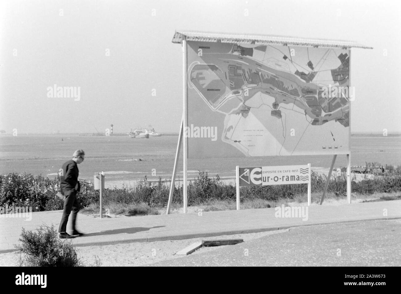 Schild mit dem geplanten Ausbau des Hafens von Rotterdam mit Werbung ...