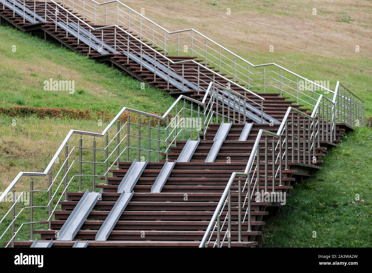 Modernes Metall Treppe mit einer Rampe für Behinderte im Park ...
