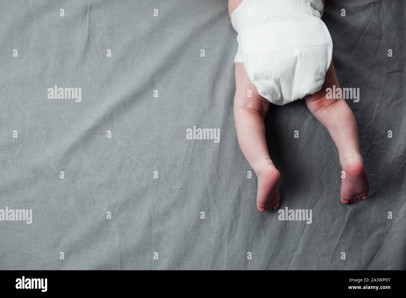 Junge Im Bett Liegend Auf Bauch Stockfotos und -bilder Kaufen - Alamy