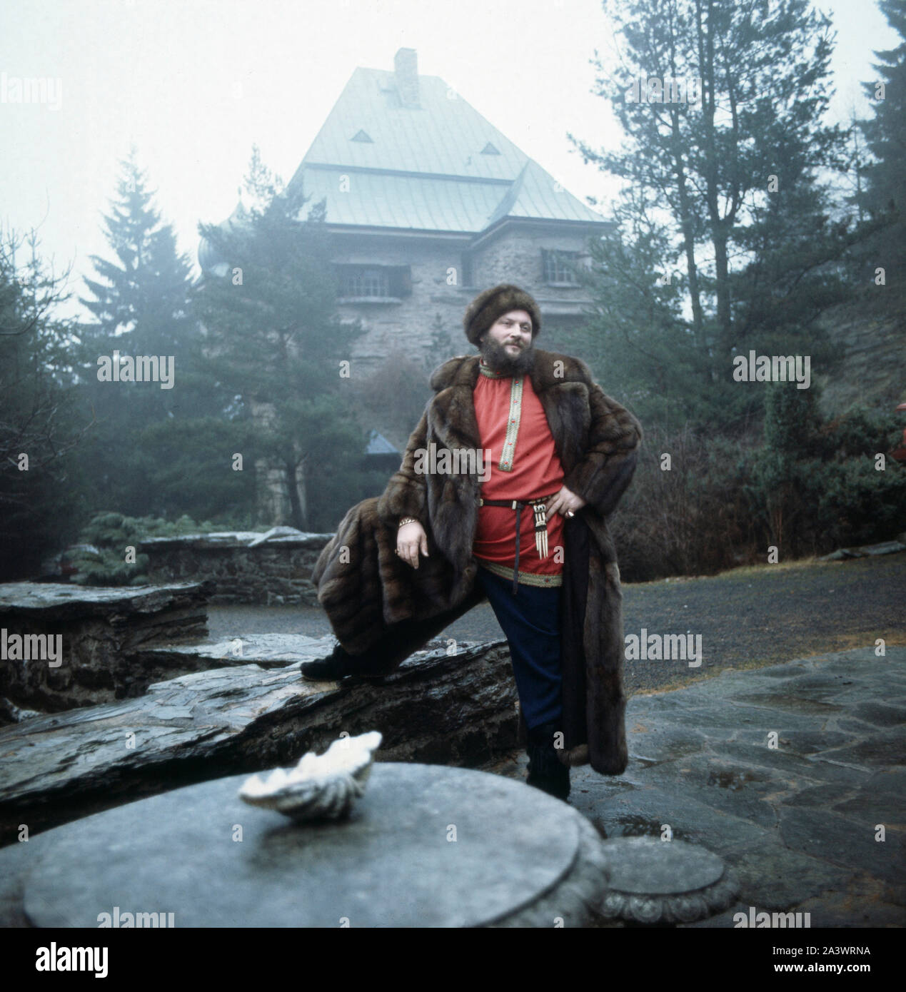 Der deutsche Bass Sänger Ivan Rebroff posiert Wirtschaft in ...