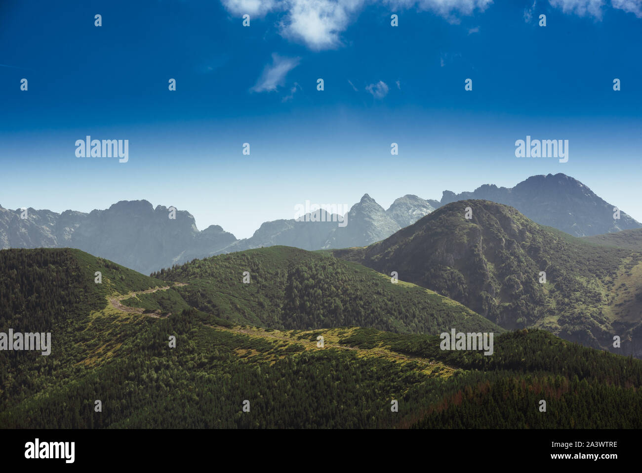 Die Tatra ist ein Gebirge, das bildet eine natürliche Grenze zwischen ...