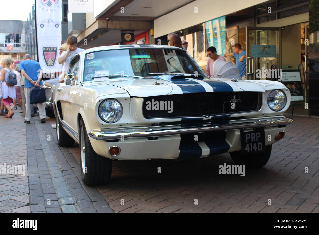1968 Ford Mustang Gt In Weiß Mit Ford Blue Racing Stripes