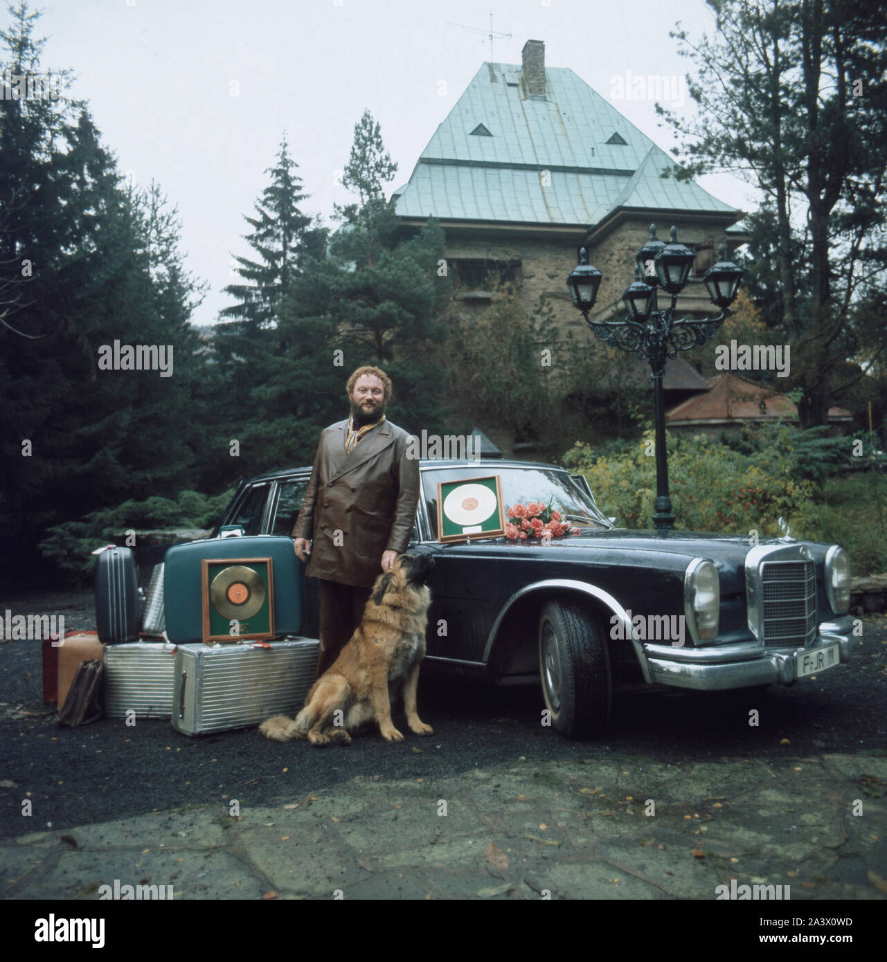 Der deutsche Bass Sänger Ivan Rebroff mit seinem Auto und Hund vor ...