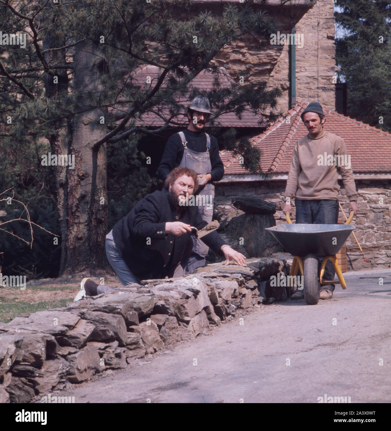 Der deutsche Bass Sänger Ivan Rebroff hilft beim Bau einer Mauer, Burg ...