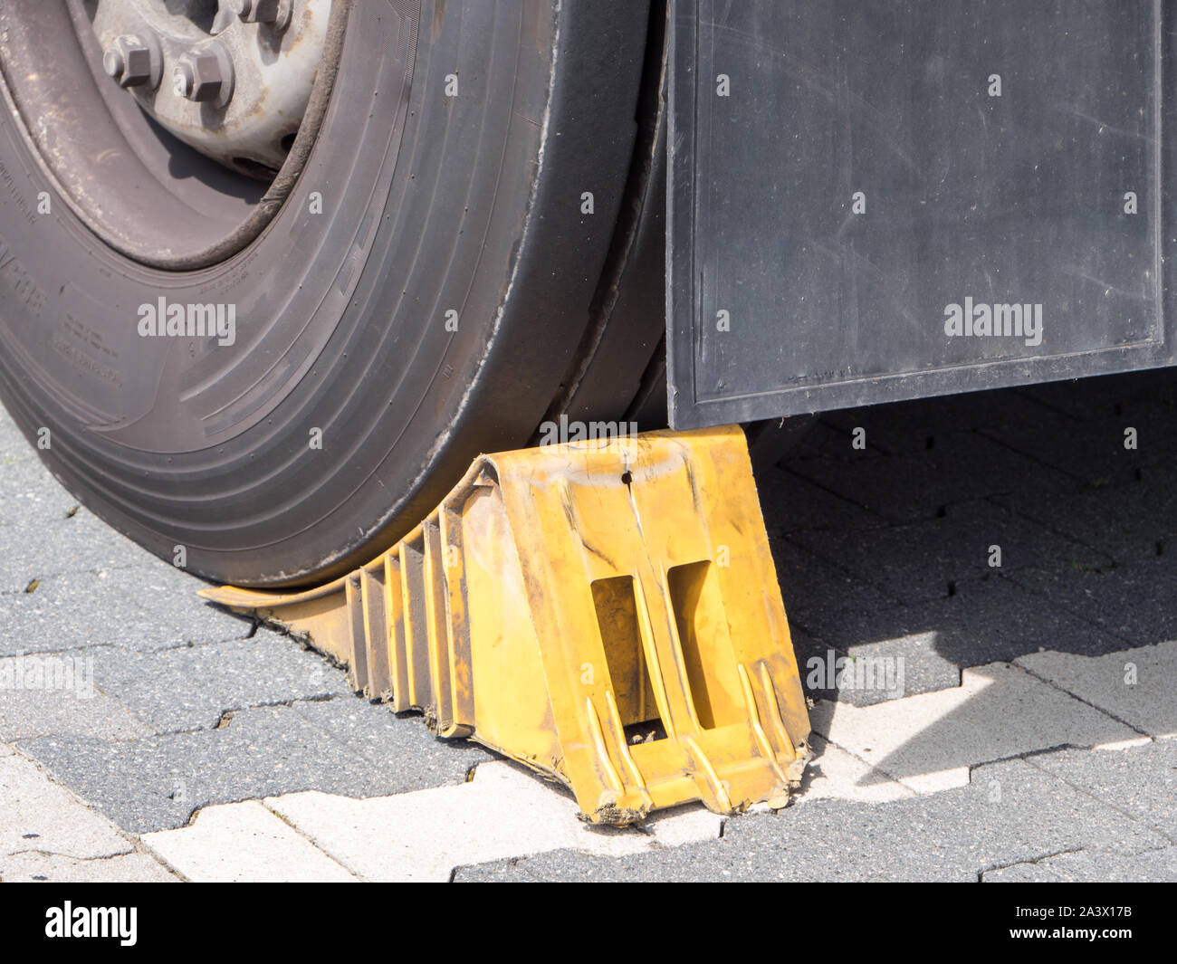 Brechendes rad -Fotos und -Bildmaterial in hoher Auflösung – Alamy