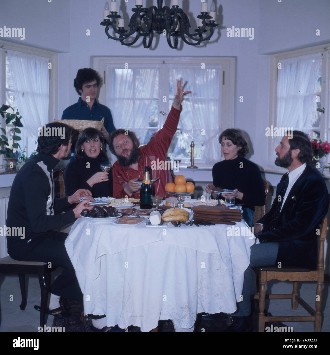 Der deutsche Bass Sänger Ivan Rebroff bin Essen mit Freunden, Burg ...