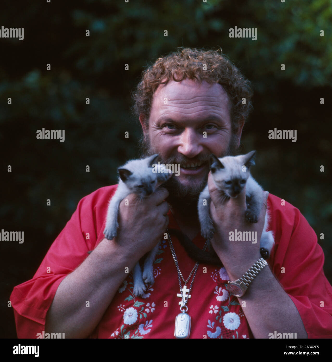Der deutsche Bass Sänger Ivan Rebroff posiert mit zwei Katzen, Burg ...
