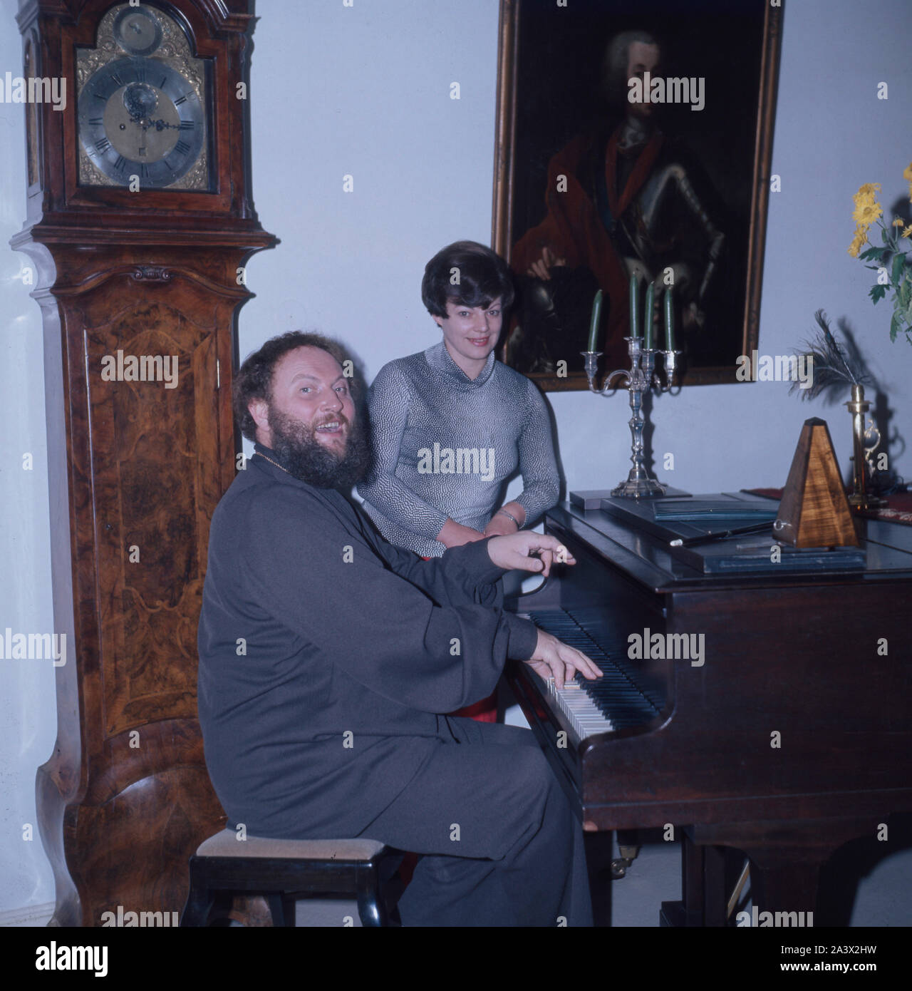 Der deutsche Bass Sänger Ivan Rebroff zusammen mit Freundin am Klavier ...