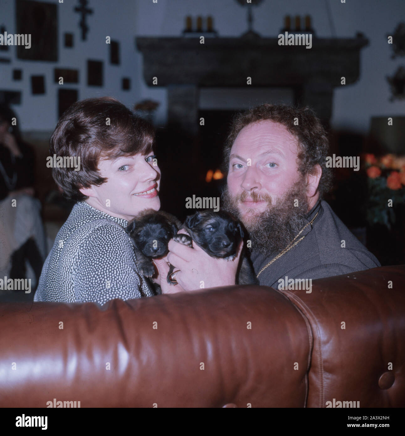 Der deutsche Bass Sänger Ivan Rebroff zusammen mit Freundin, Burg ...