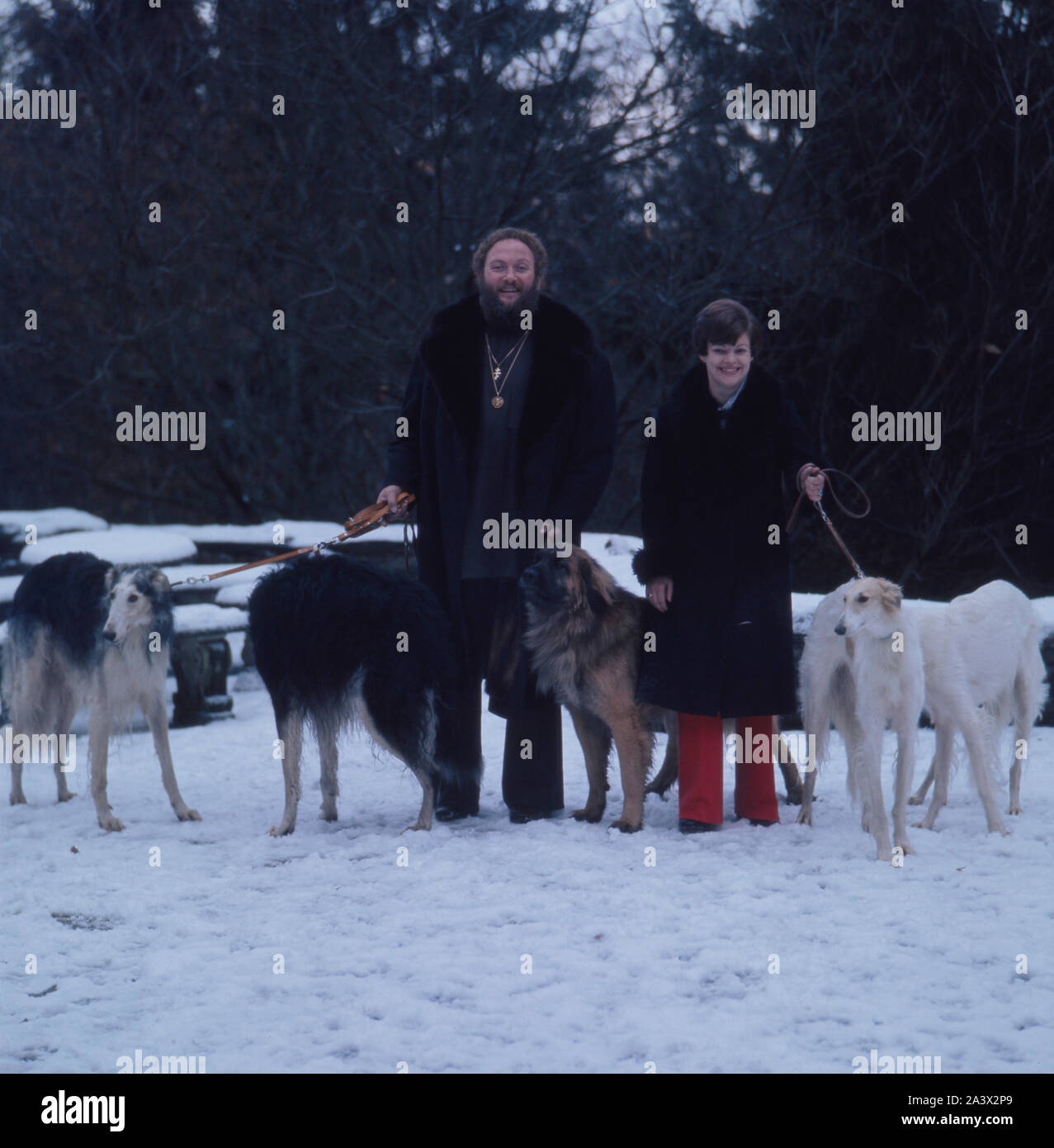 Der deutsche Bass Sänger Ivan Rebroff zusammen mit Freundin, Burg ...