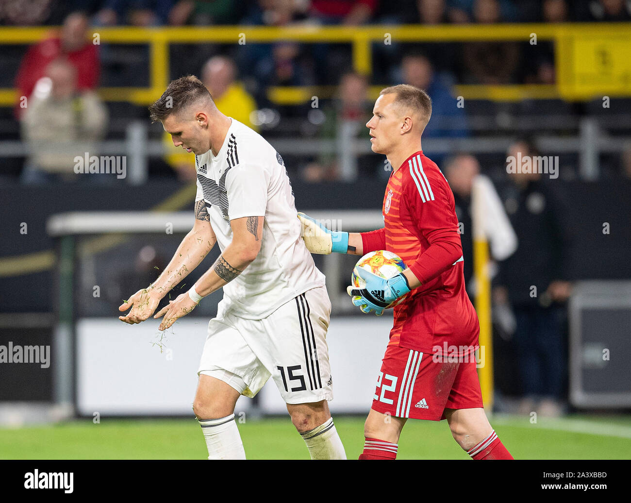 Torwart Treber - Andre TER STEGEN r. (GER) mit Niklas SUELE (Sv? Le ...