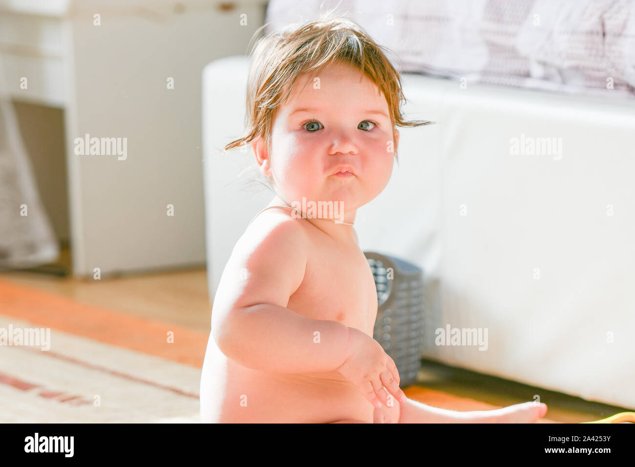 Kleines kind spielen -Fotos und -Bildmaterial in hoher Auflösung – Alamy