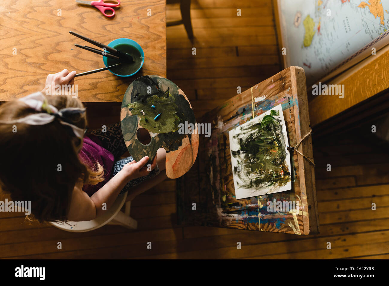 Kind von oben -Fotos und -Bildmaterial in hoher Auflösung – Alamy