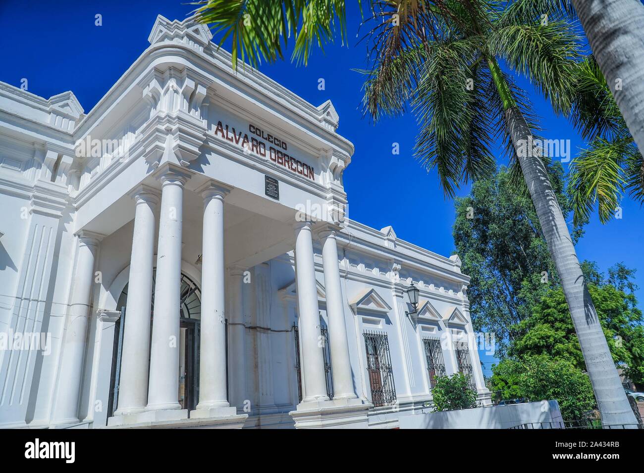 Fassade des Colegio Alvaro Obregon und Denkmal in Navojoa, Sonora ...