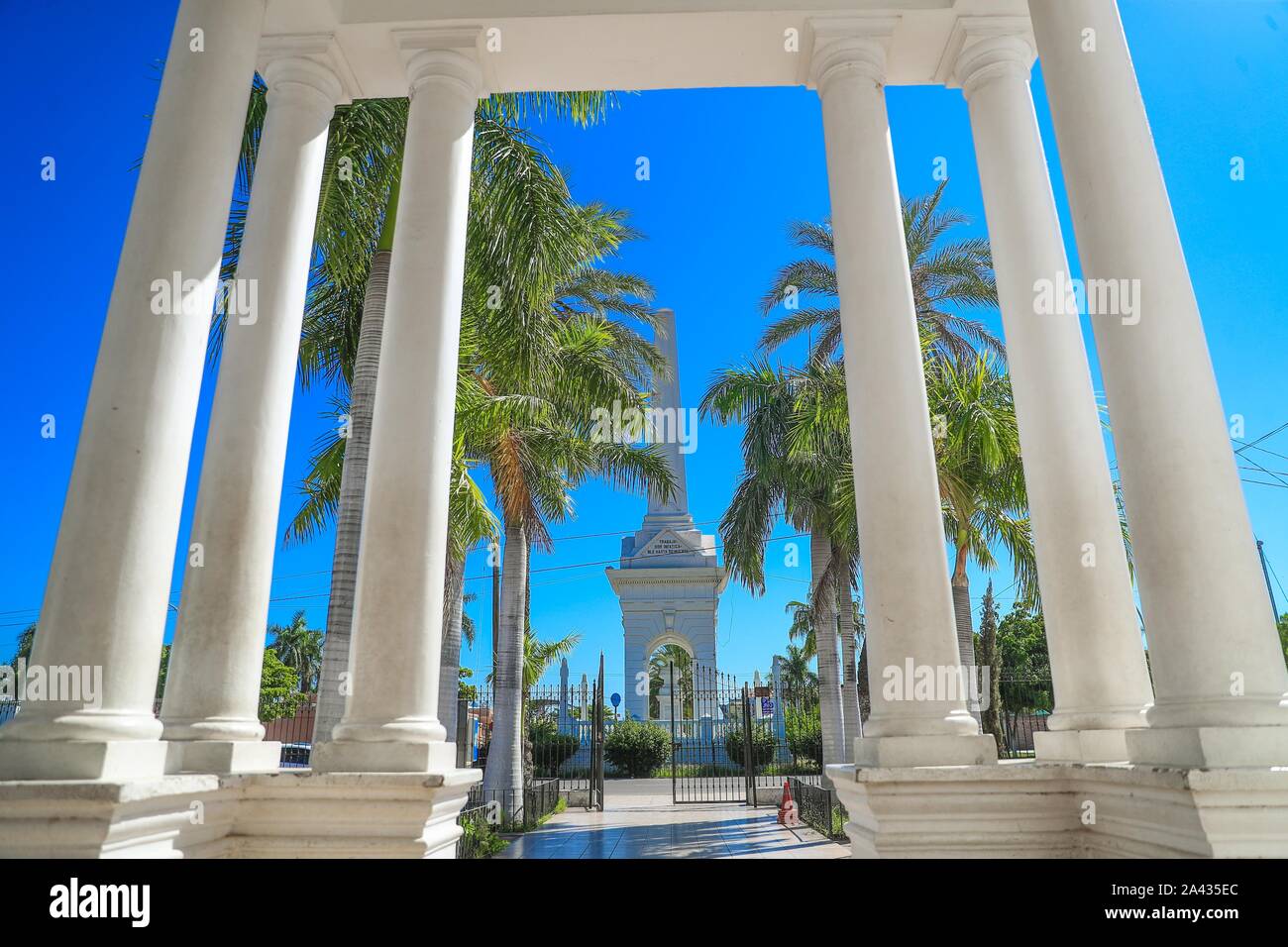 Fassade des Colegio Alvaro Obregon und Denkmal in Navojoa, Sonora ...