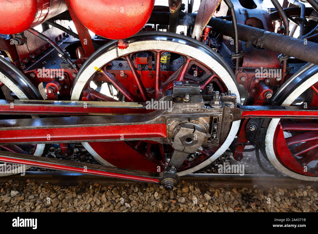 Rote Räder einer Dampflok Lokomotive auf dem Bahnhof Bahnhof vor der ...