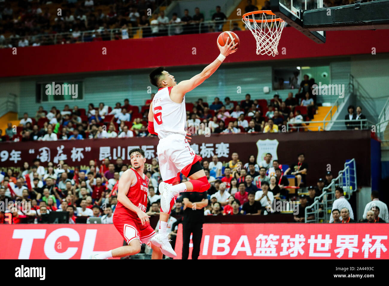 Guo Ailun, eine professionelle chinesische Basketball player, Links ...