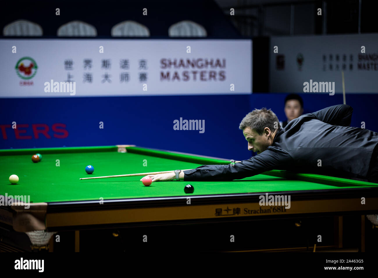 Englisch professional Snooker player David Gilbert spielt einen Schuß ...