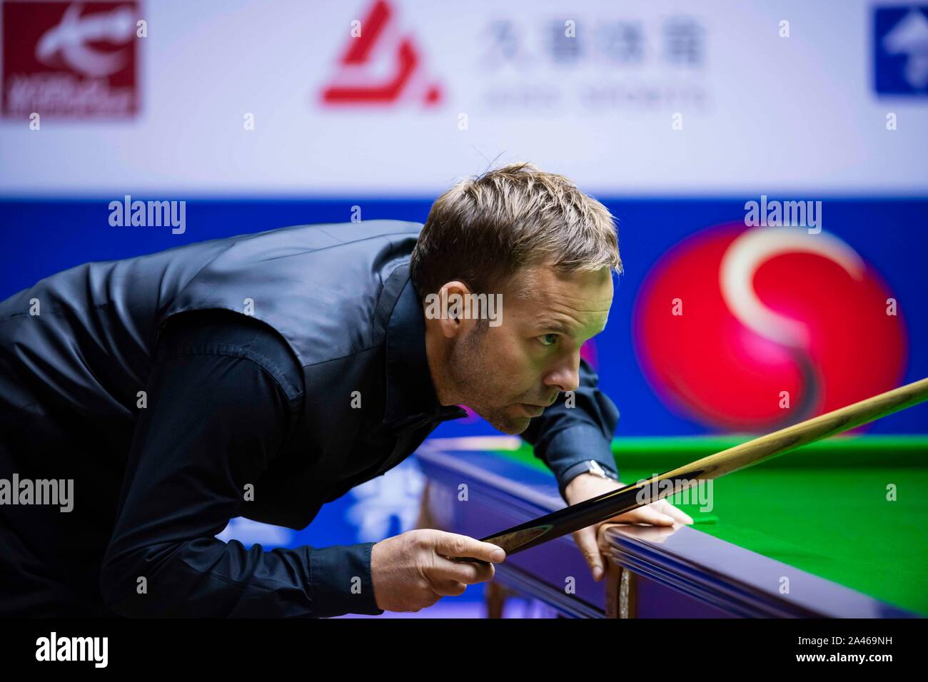 Englisch professional Snooker player Allister Carter spielt einen Schuß ...