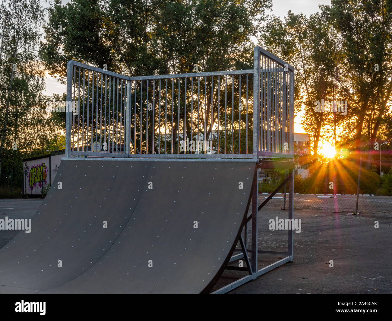 Skateboard halfpipe -Fotos und -Bildmaterial in hoher Auflösung – Alamy