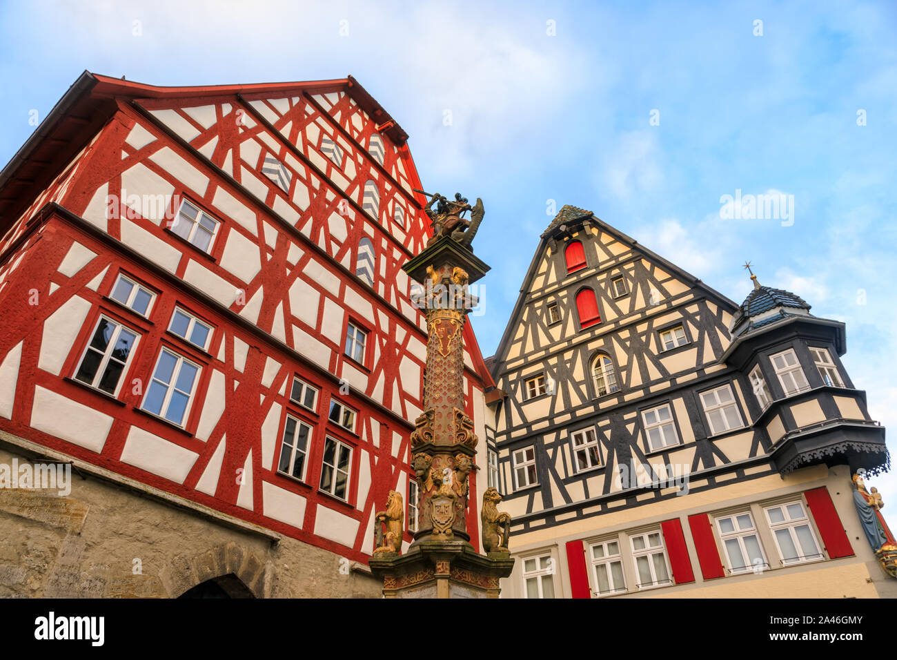 Fachwerkhäuser und George's Feder Säule am Marktplatz (Marktplatz) in ...