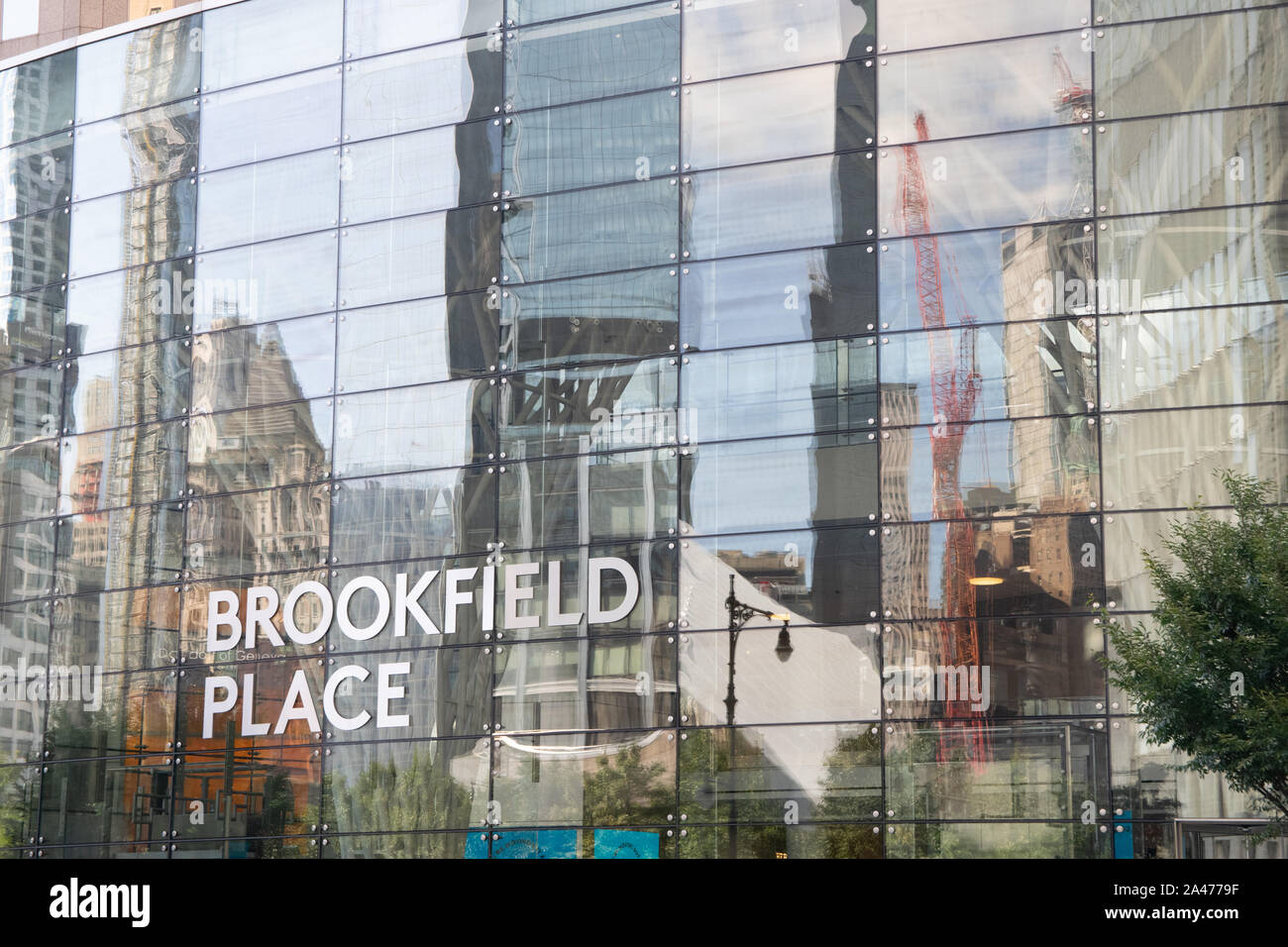 World Trade Center ist die Spiegelung in der Glasfassade der Shopping ...