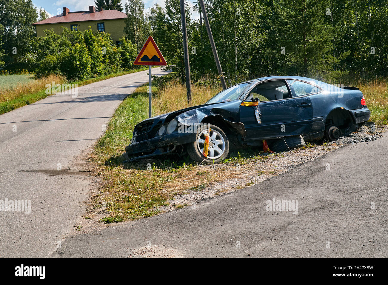 Unfall auf der straße autos schaden und absturz automobil -Fotos und ...