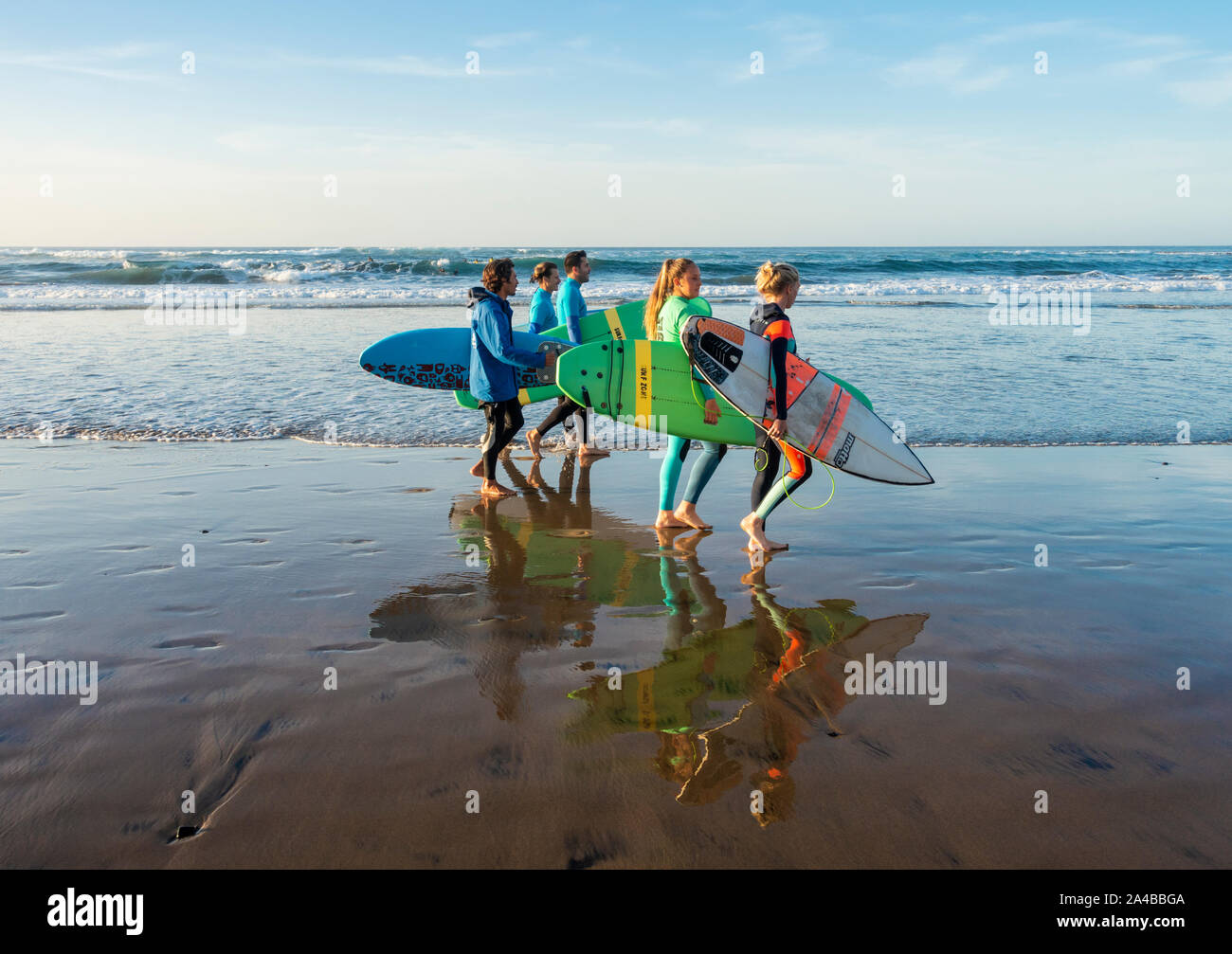 Gruppe surfer am strand -Fotos und -Bildmaterial in hoher Auflösung – Alamy