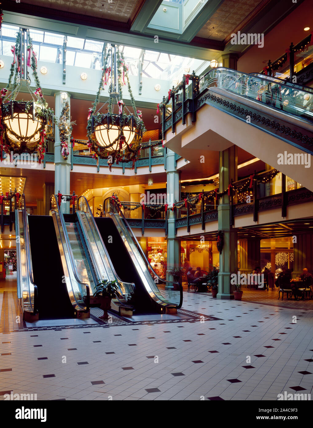 Christmas carol mall -Fotos und -Bildmaterial in hoher Auflösung – Alamy