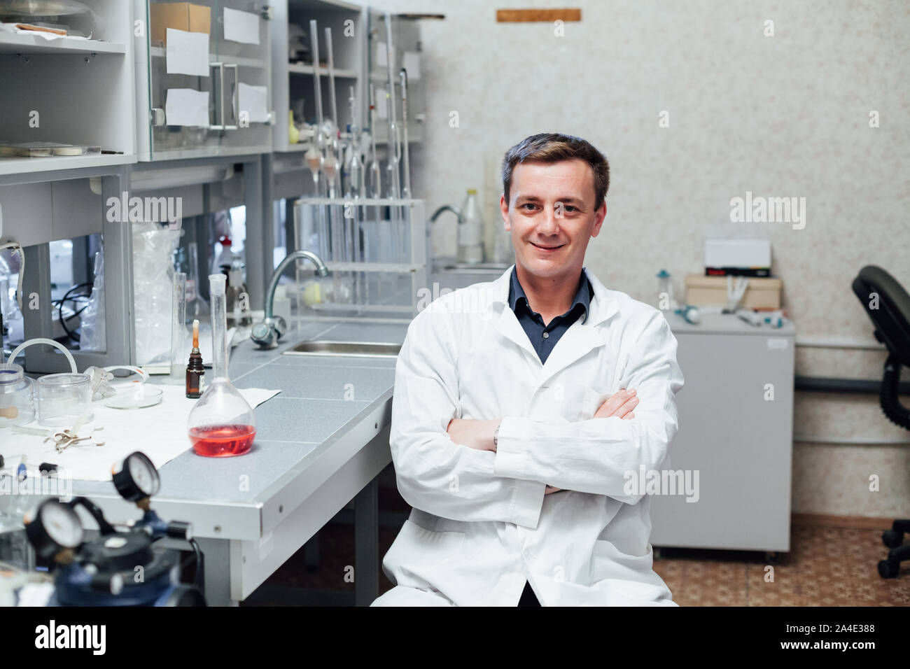 Junge experimentiert mit licht -Fotos und -Bildmaterial in hoher ...