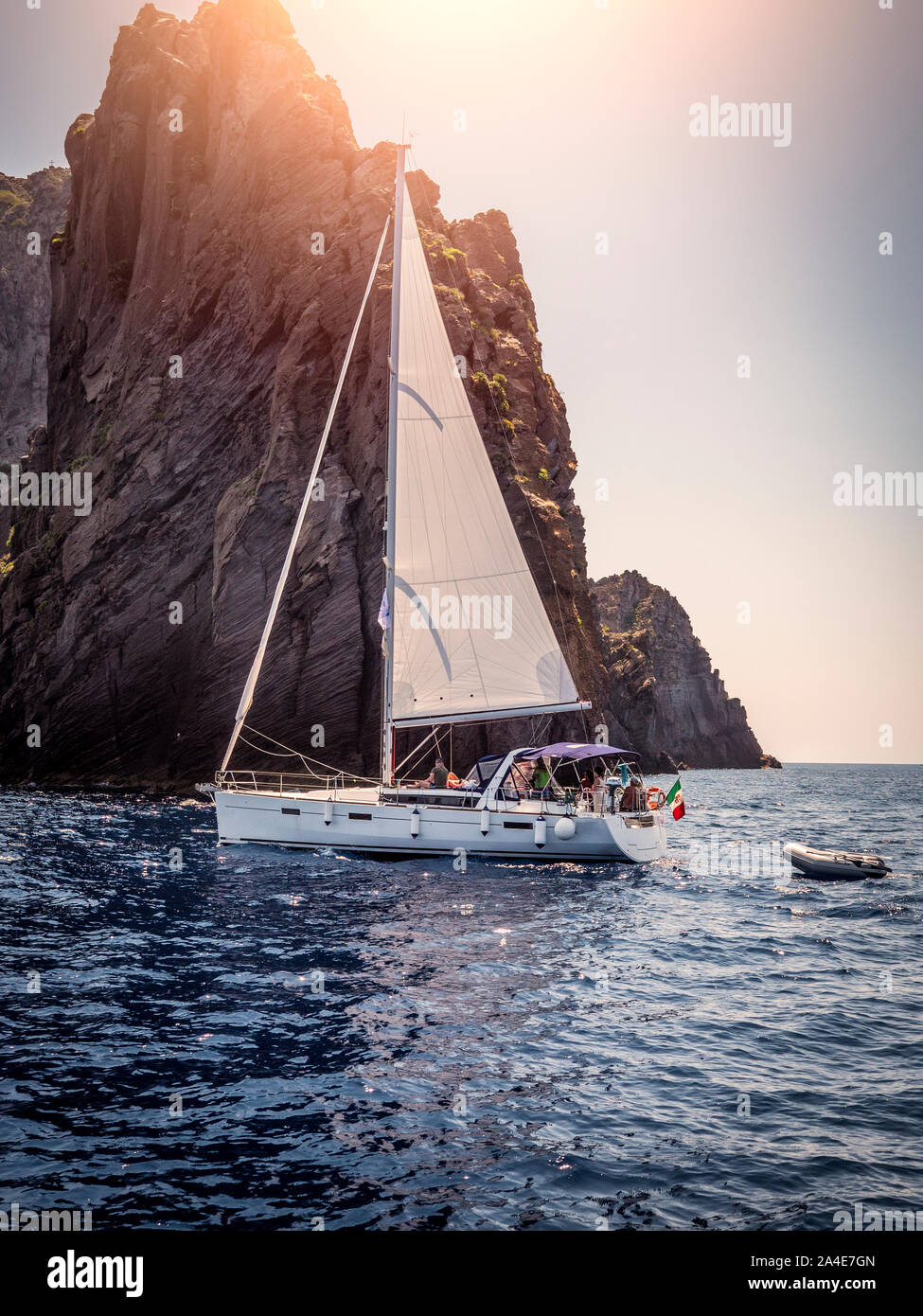 Segelboot in rauer see -Fotos und -Bildmaterial in hoher Auflösung – Alamy