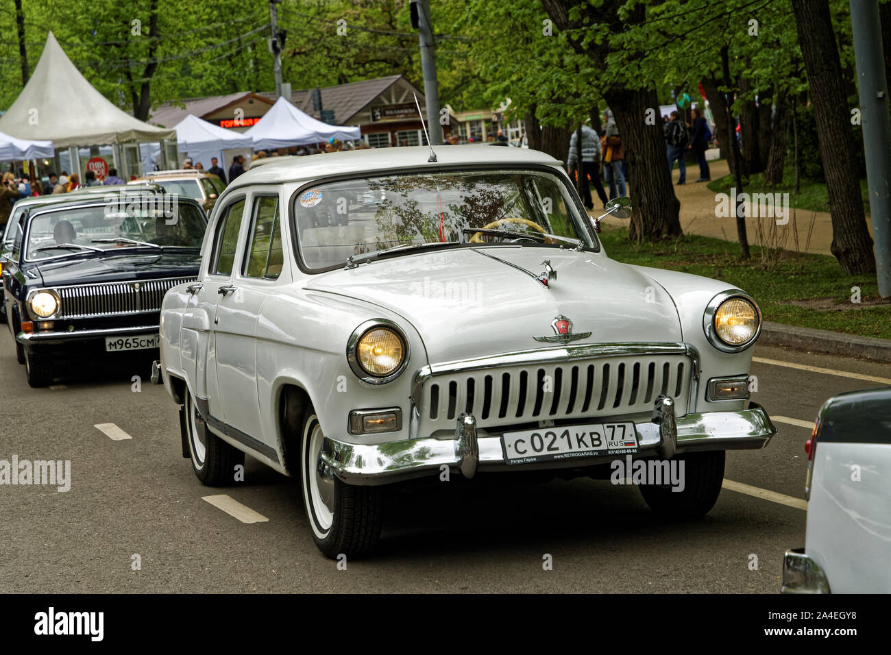 Middle class cars -Fotos und -Bildmaterial in hoher Auflösung – Alamy