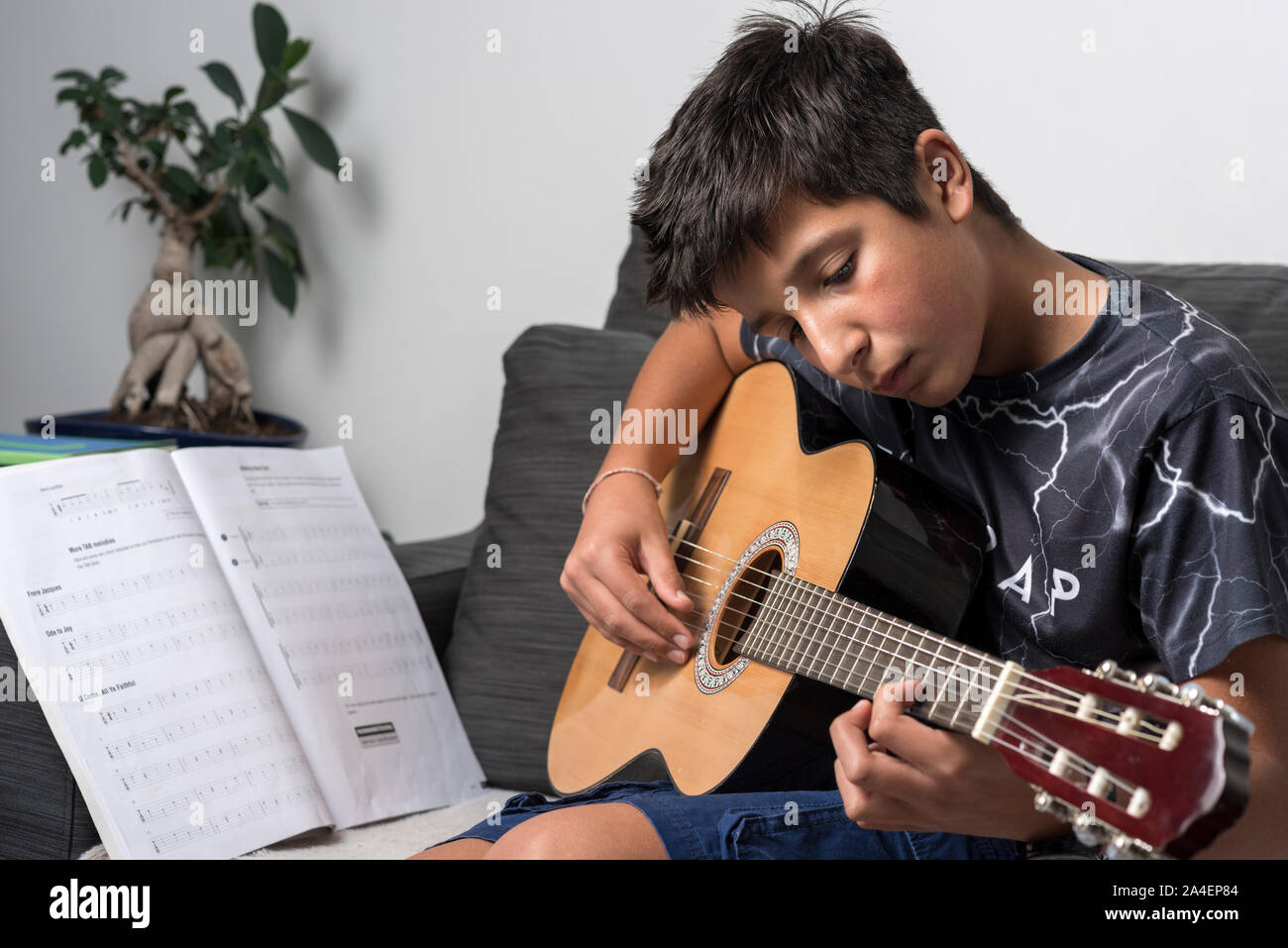 Junge 12 jahre -Fotos und -Bildmaterial in hoher Auflösung – Alamy