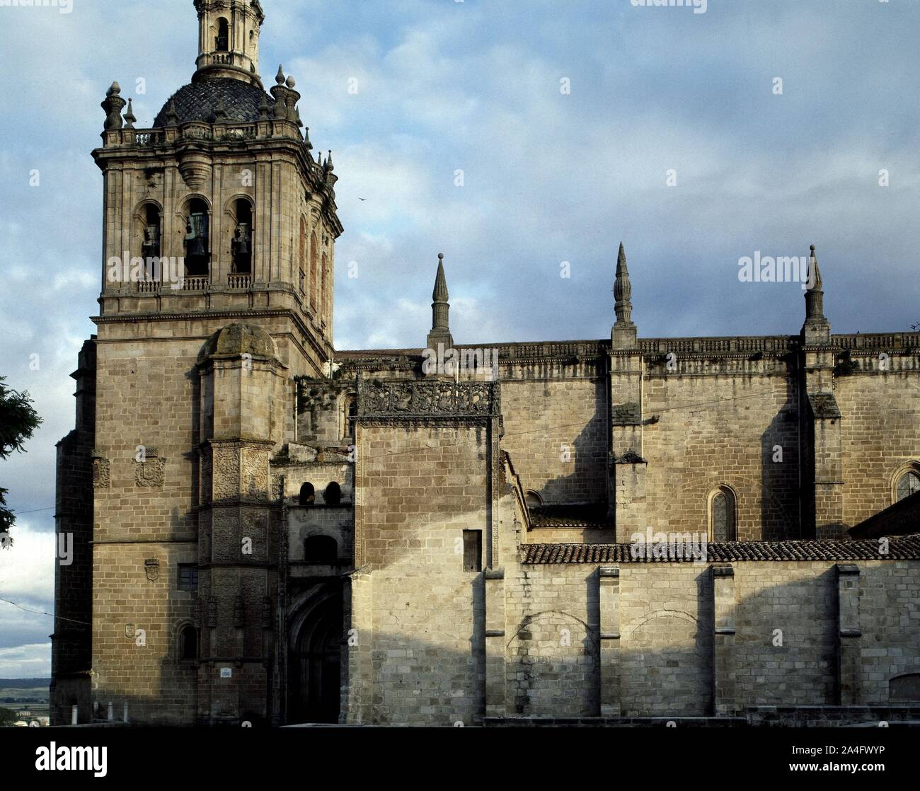 FACHADA NORTE DE LA CATEDRAL DE CORIA CON PORTADA TARDOGOTICA DEL SIGLO ...